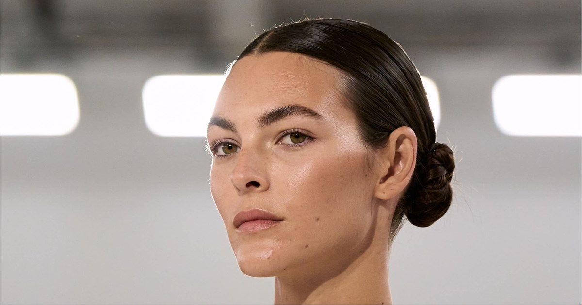 Max Mara | Space buns και no-makeup makeup σε ένα catwalk εμπνευσμένο ...