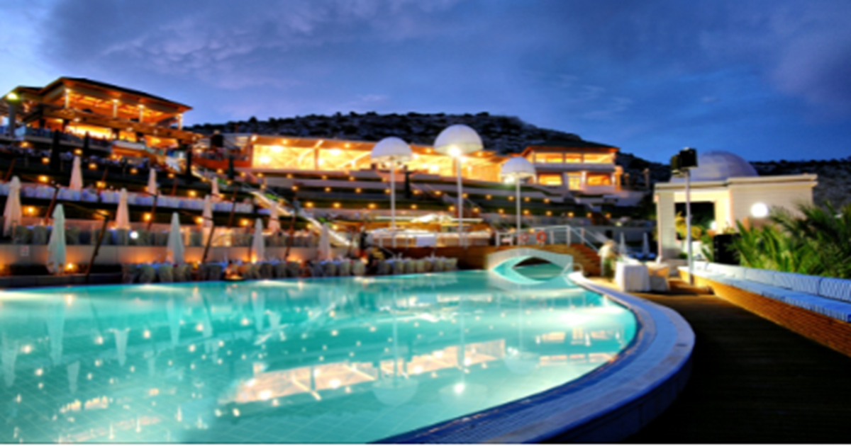 Ribas Riviera: Ένας top καλοκαιρινός πολυχώρος με θέα στο Σαρωνικό