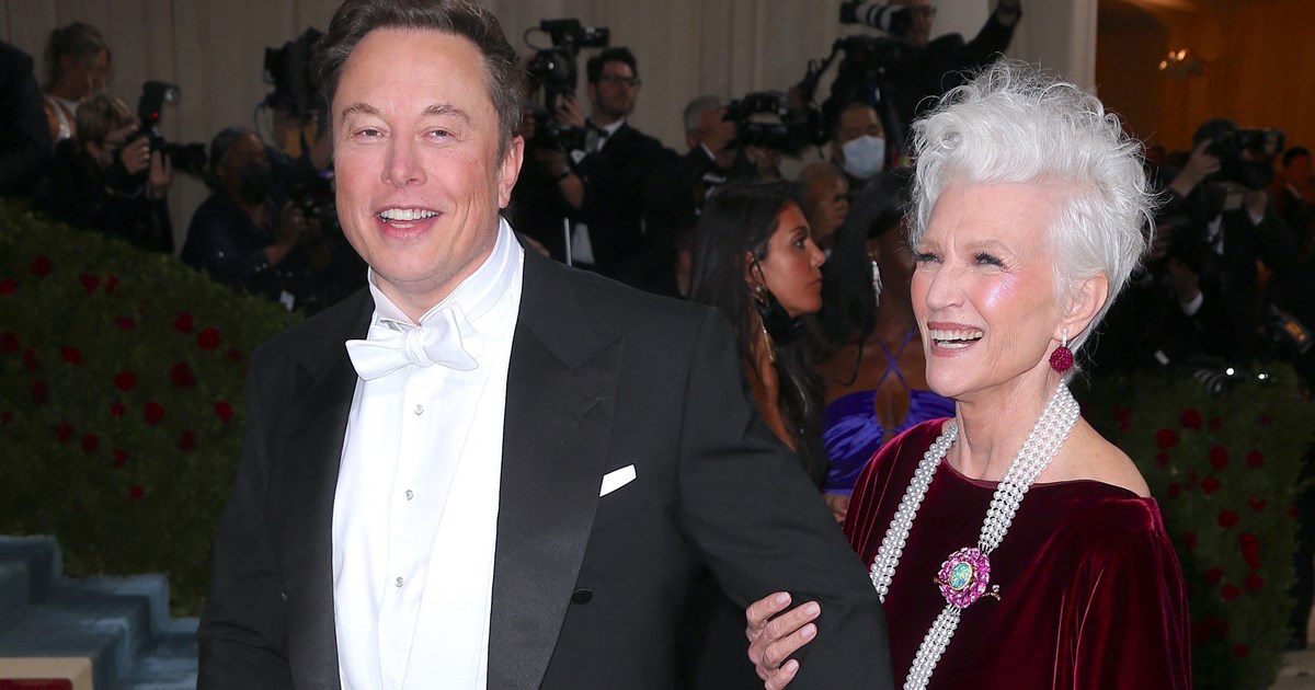 Maye Musk | Η μητέρα του Elon Musk απολαμβάνει τη θέα της στη Σαντορίνη