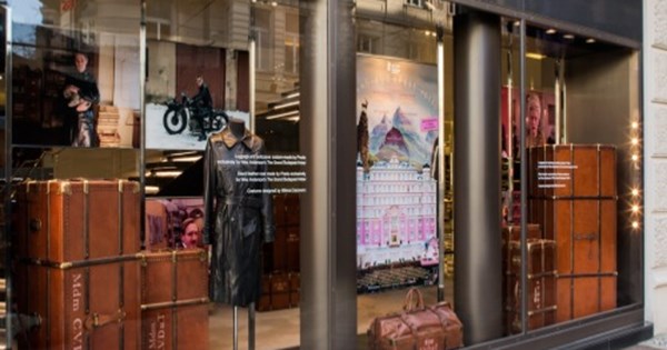 Ο οίκος Prada μεταμορφώνεται προς τιμήν του «Grand Budapest Hotel»